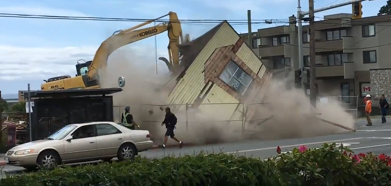 VIDEO: Close call for Esquimalt pedestrian during building demolition