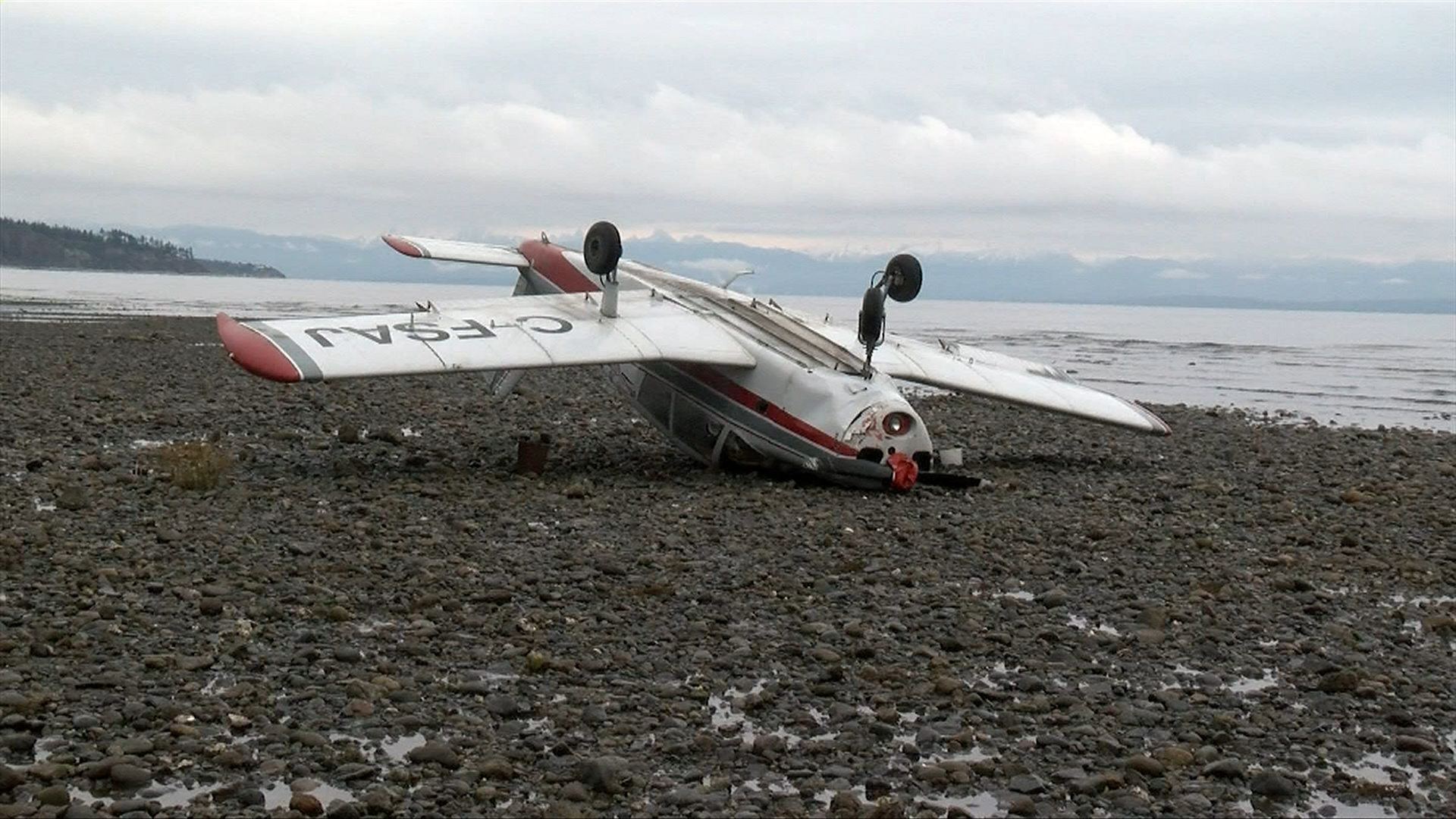 Witnesses recall moments before plane crashed into water near Courtenay