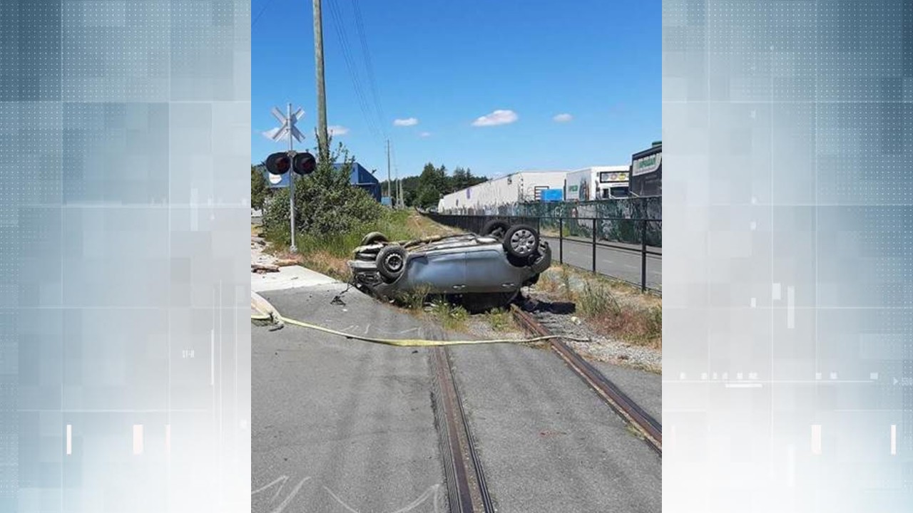 Bystanders perform 'lifesaving actions' to rescue driver from rollover ...