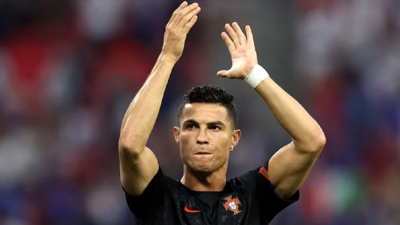 'Back where I belong': Cristiano Ronaldo completes return to Manchester ...