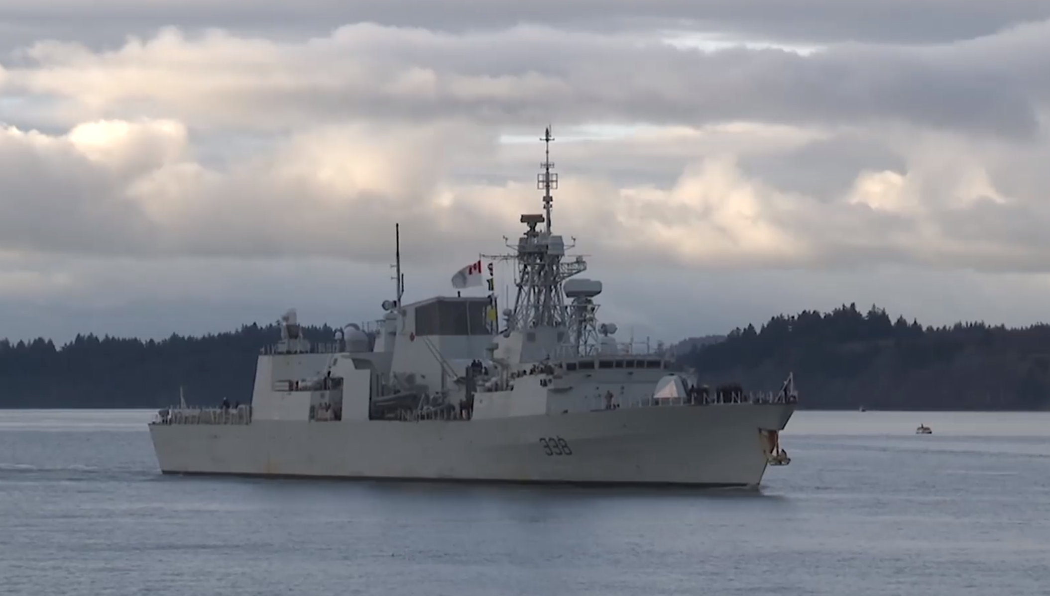 HMCS Winnipeg sails in to CFB Esquimalt just in time for the holidays