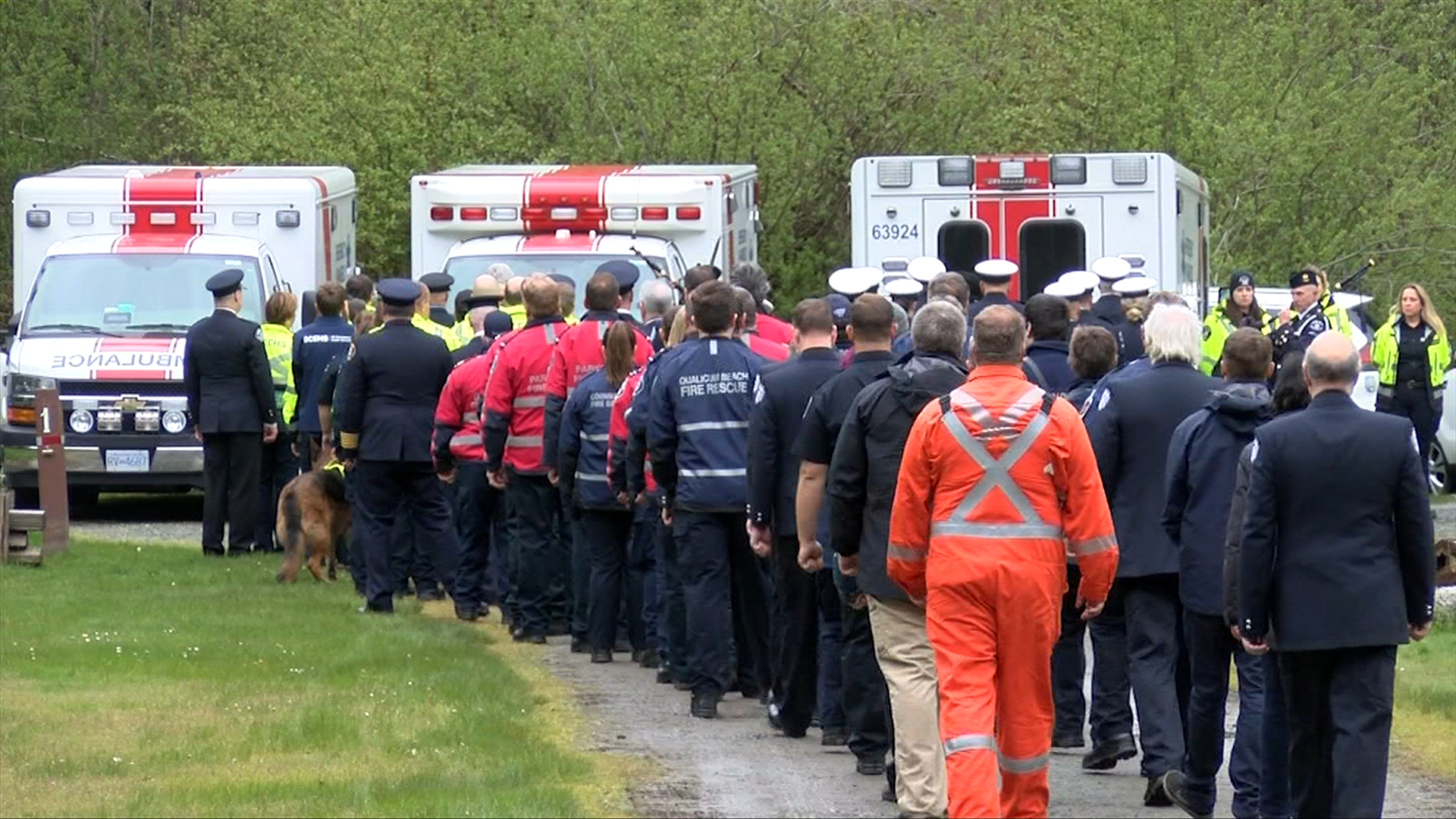 'Everyone should live like her': Paramedic honoured by hundreds in ...