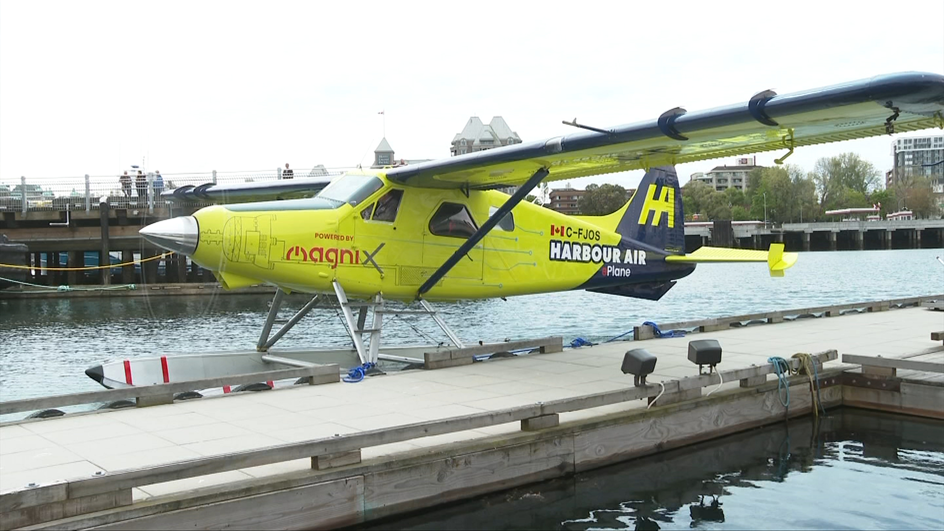 Harbour Air ePlane makes first stop at Victoria seaplane terminal