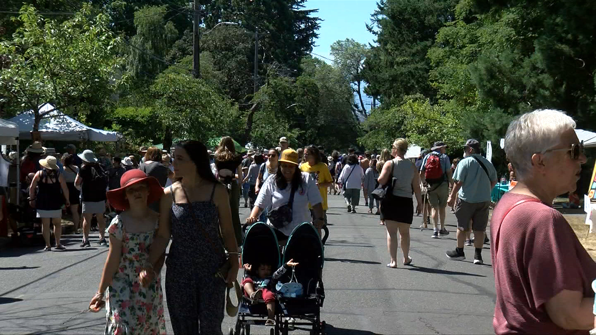 Thousands attend outdoor art event in Victoria
