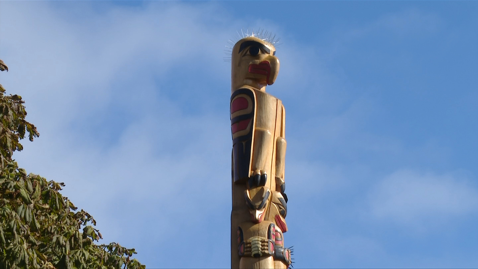 New totem pole welcomed at Victoria International Marina