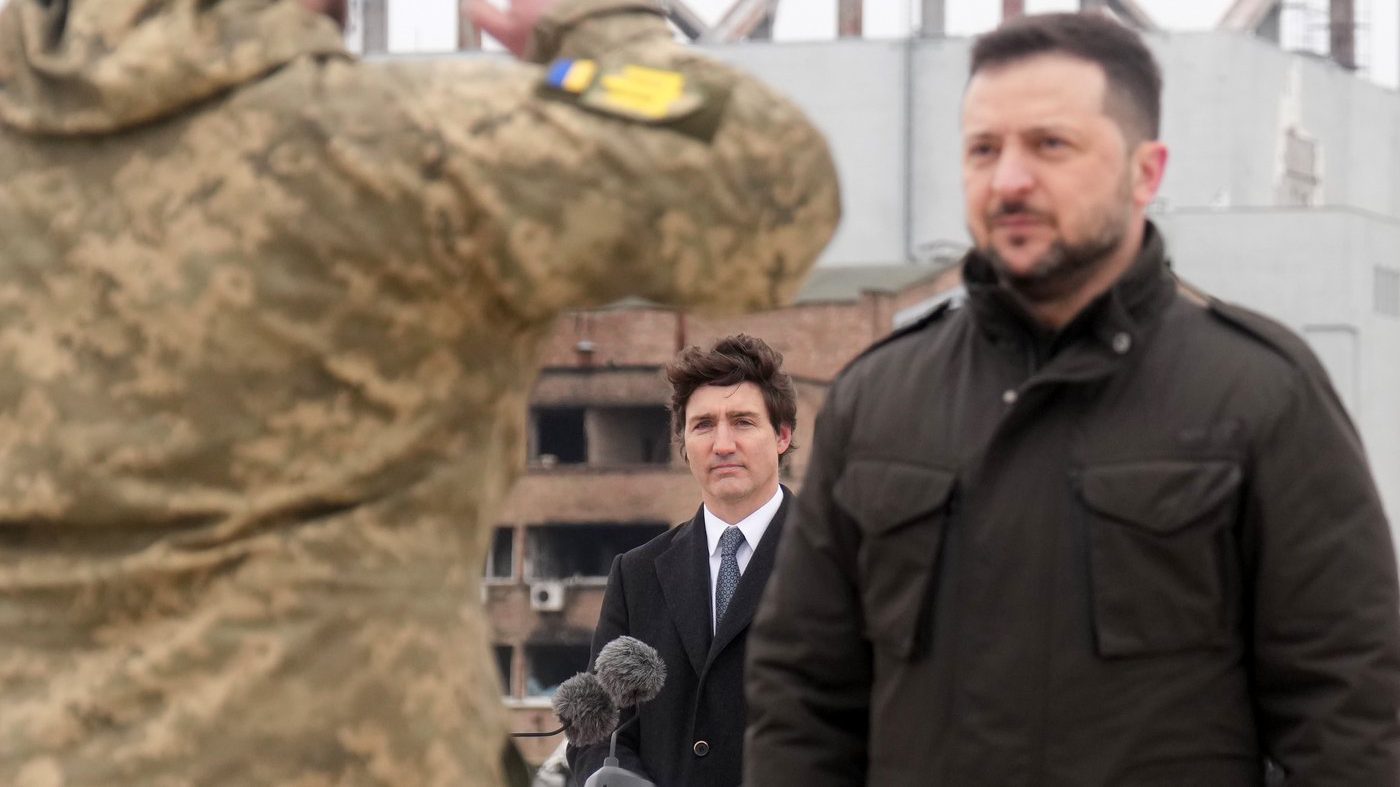 Trudeau signs support pact, attacks 'weakling' Putin in unannounced ...